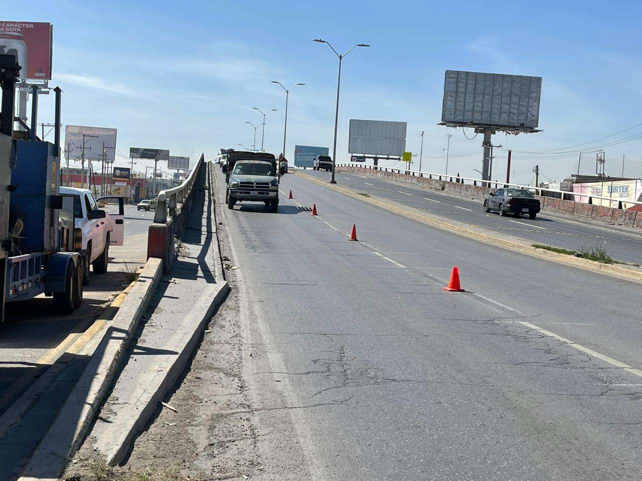 Delimitan con líneas amarillas carriles en la carretera Panamericana ...